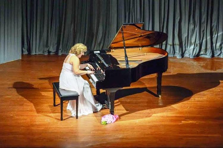 Remarkable contemporary female pianists of Greece - Radio Art - The Art ...